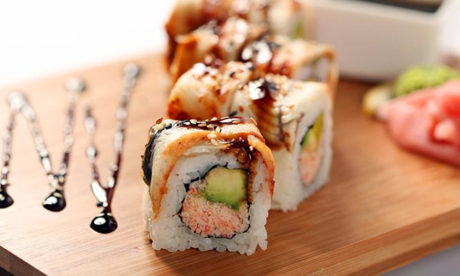 2 tablas de makis de 10 cortes cada una + 2 bebidas para 2 personas ...